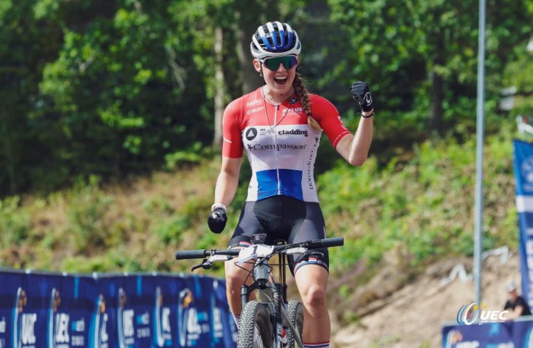 Alleskunner Isis Versluis in oranje bij EK veldrijden - Rennersclub Jan ...